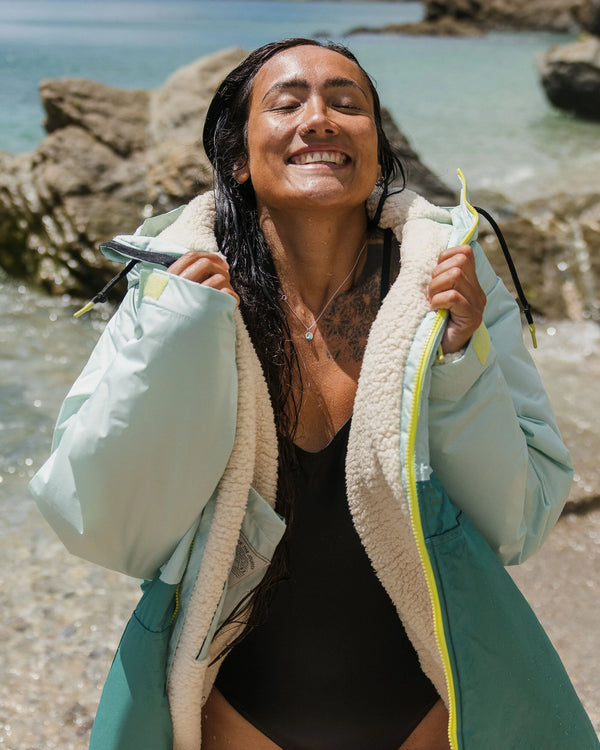 Waves Recycled Sherpa Lined Changing Robe Surf Spray/Deep Sea – Passenger