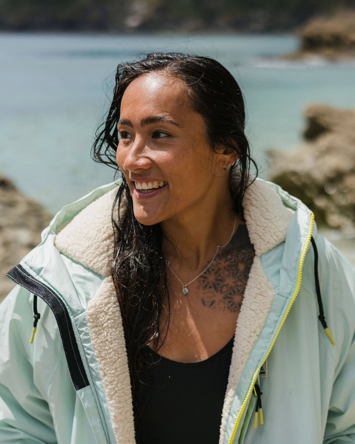Waves Sherpa Lined Changing Robe Surf Spray/Deep Sea – Passenger
