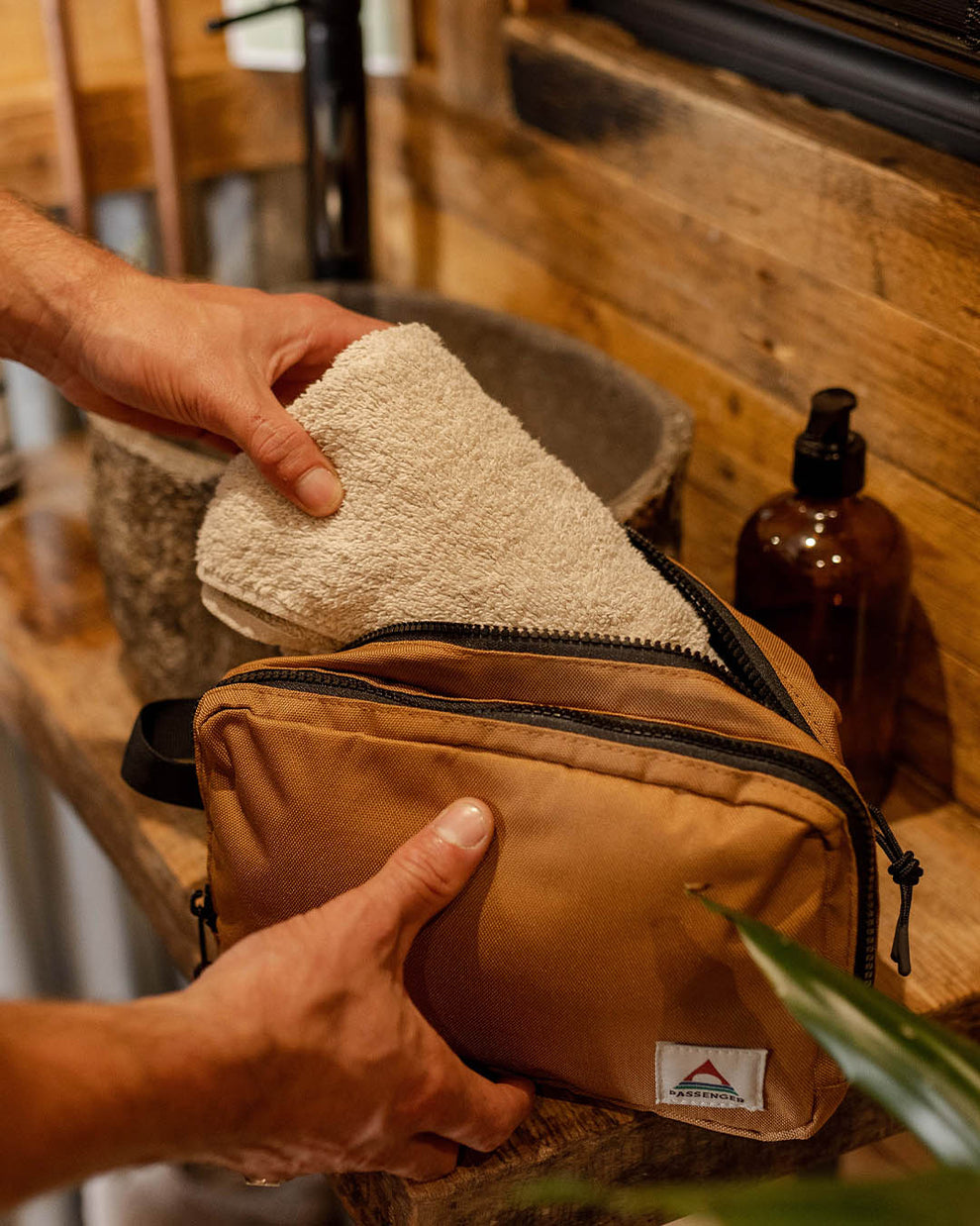 Travel Recycled Wash Kit Golden Brown – Passenger