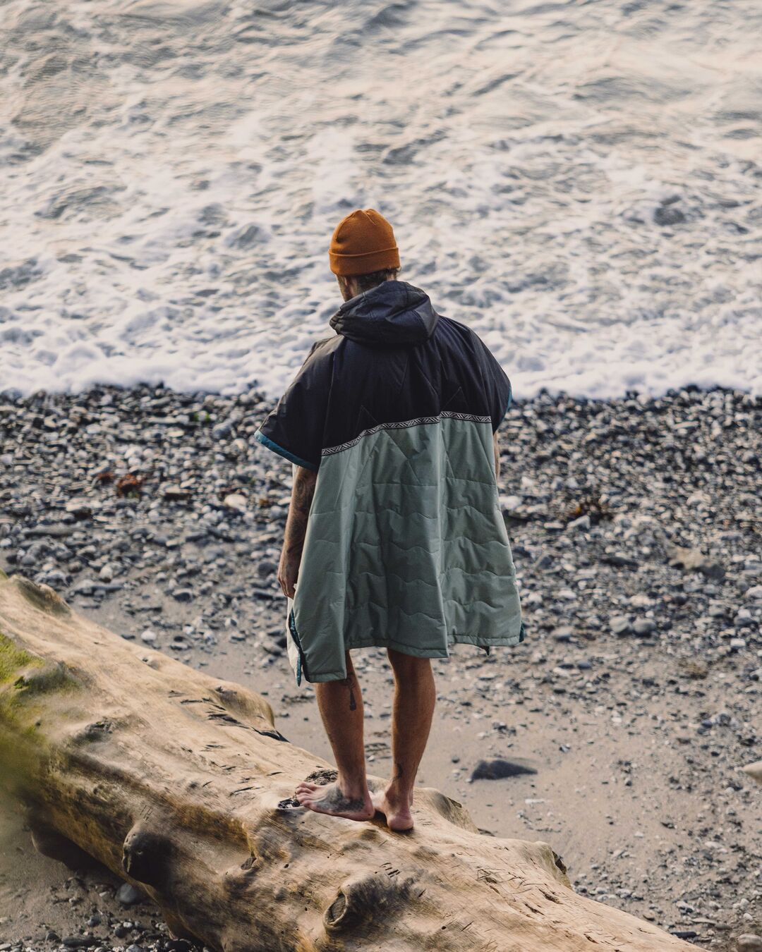 Outback Recycled Pull Over Changing Robe True Black/Pistachio – Passenger